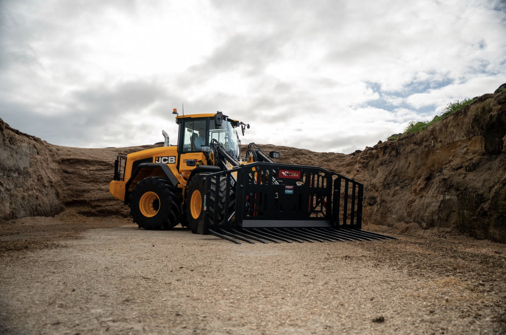 Built to shift more: JCB 435S AGRI powers through the tough jobs — NZ Rural Contractor and Large ...